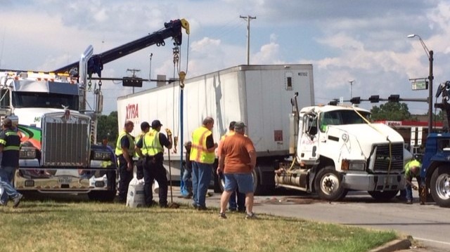 Update Traffic Resumes After 18 Wheeler Wreck At Troup And The Loop